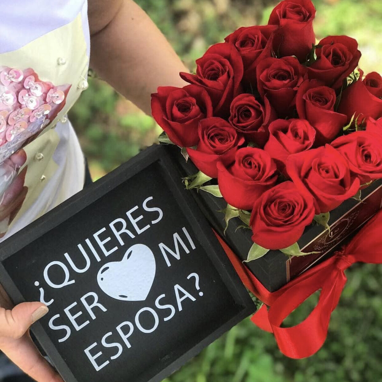 Caja 16 Rosas Con Rótulo Personalizado En Tapa Luxury Roses